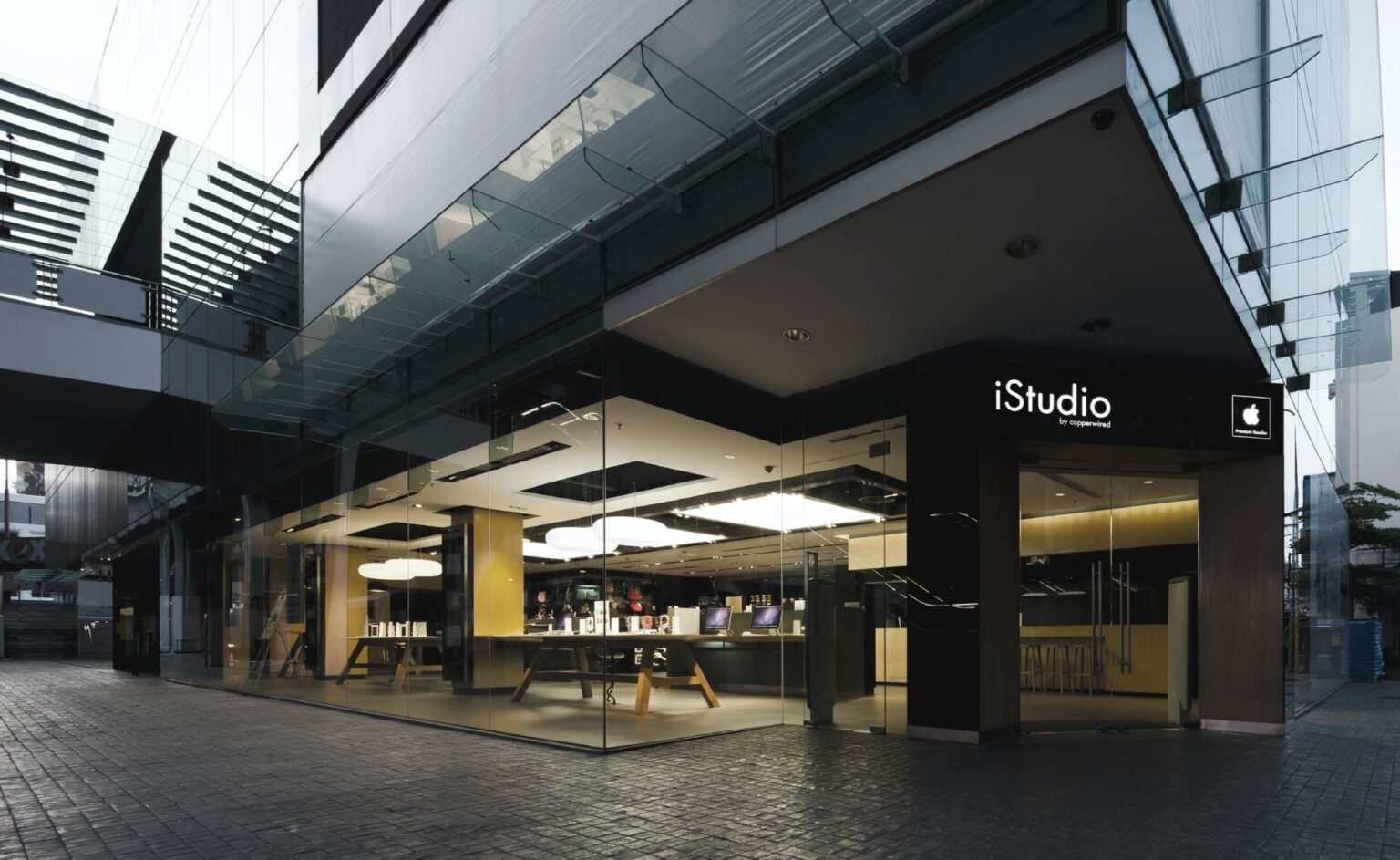 iStudio - Whitesp-ce